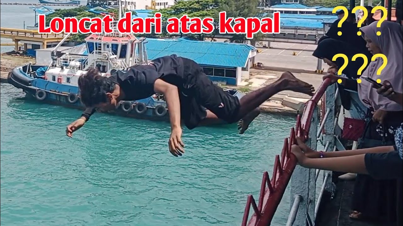 Orang Loncat Dari atas Kapal Pelabuhan Merak - YouTube