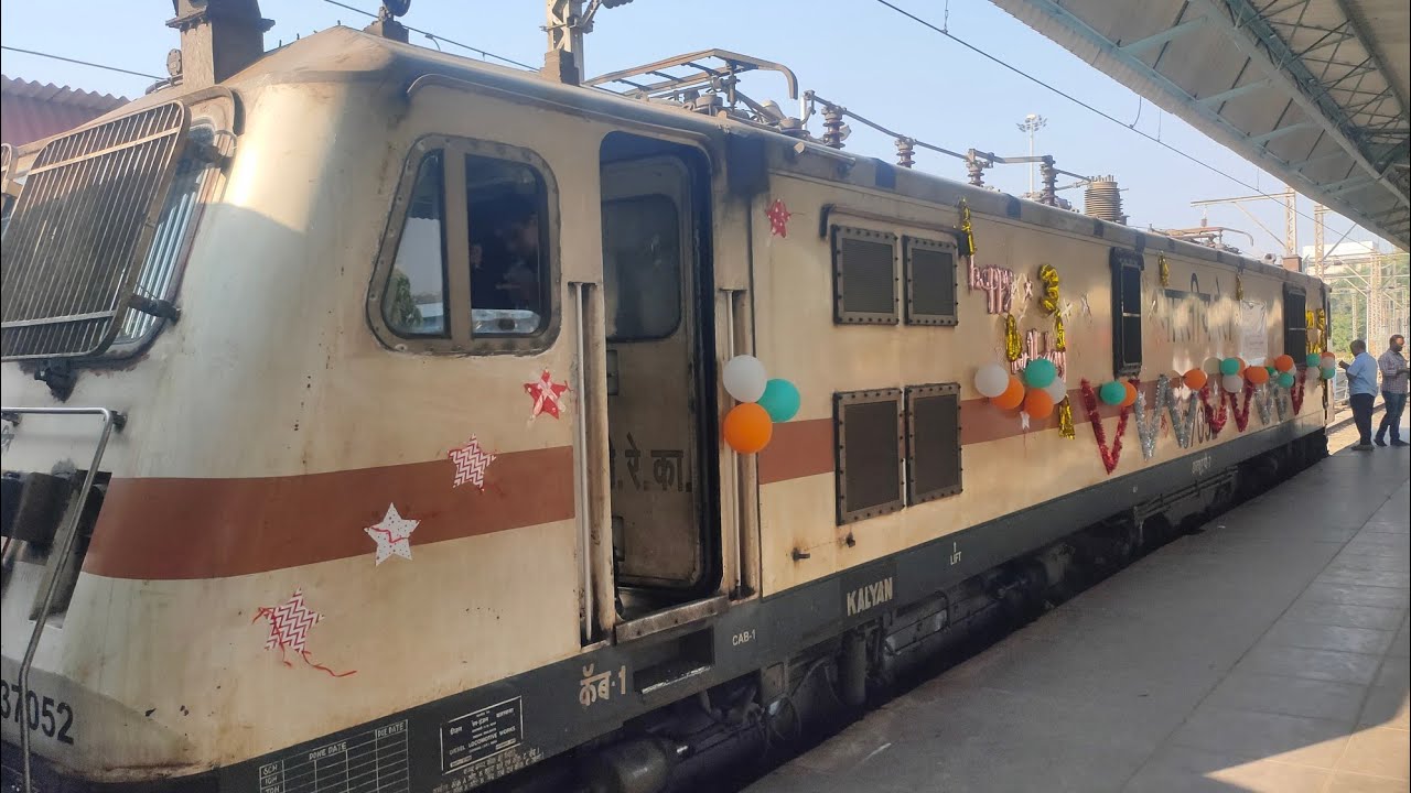 || 22221 Mumbai CSMT - Hazart Nizammudin CR Rajdhani express departing ...