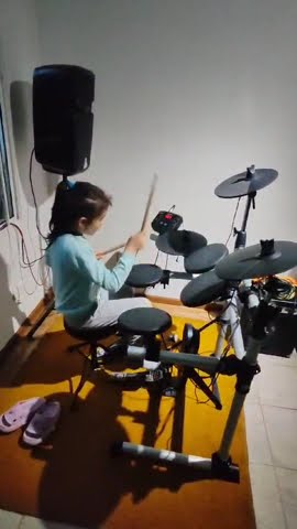 Thriller Sara Cata Tuta #drums #drummer #music #bateros - YouTube