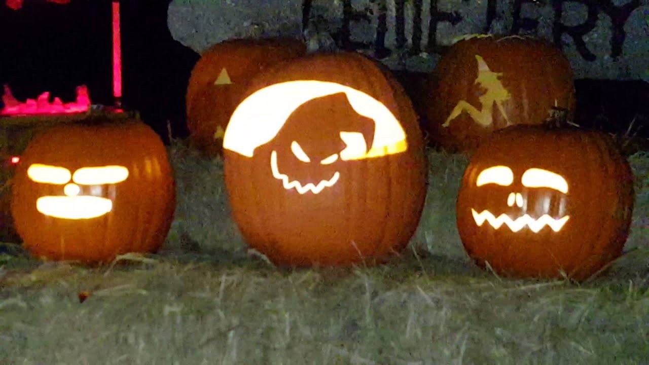 Singing Pumpkins performing "This is Halloween". - YouTube