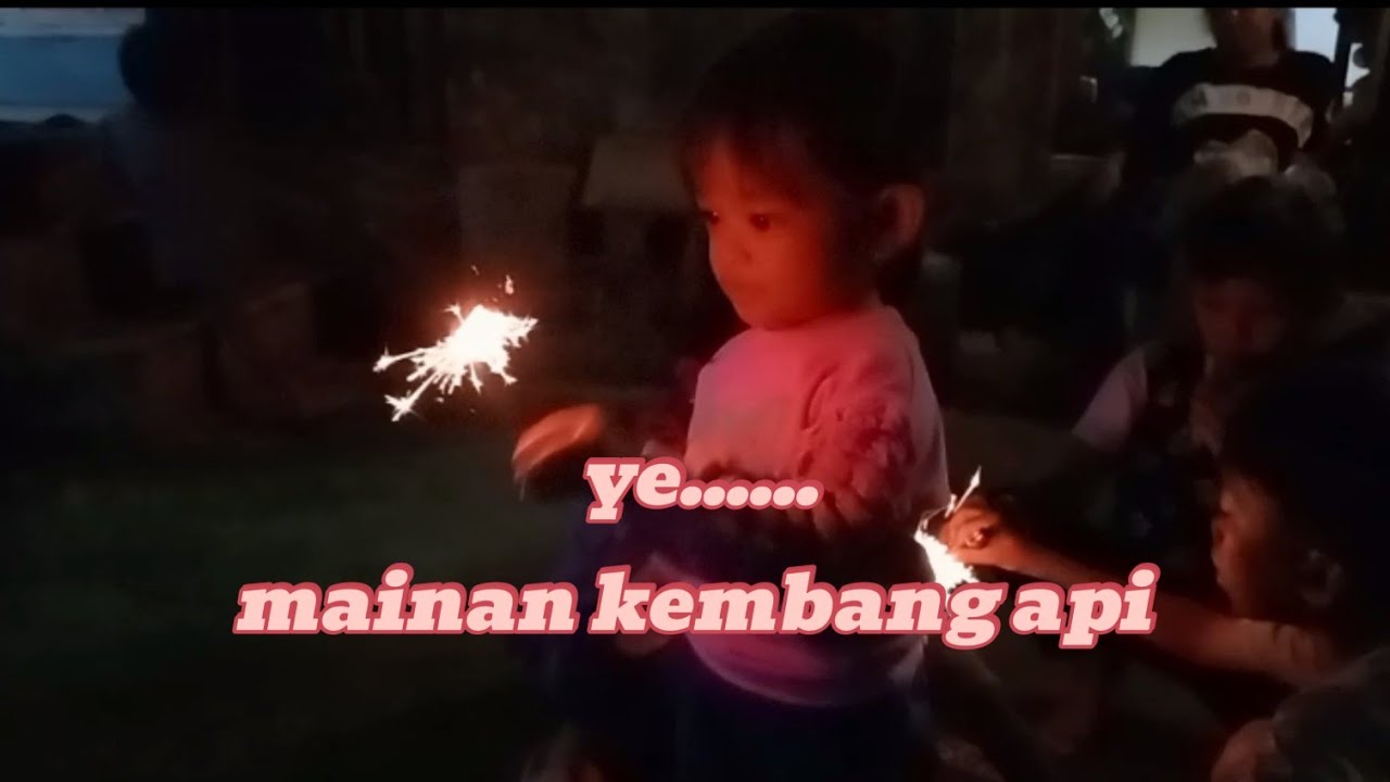 MAINAN KEMBANG API PART 2 //CLARA MAINAN KEMBANG API BARENG TEMEN NYA 😁 ...