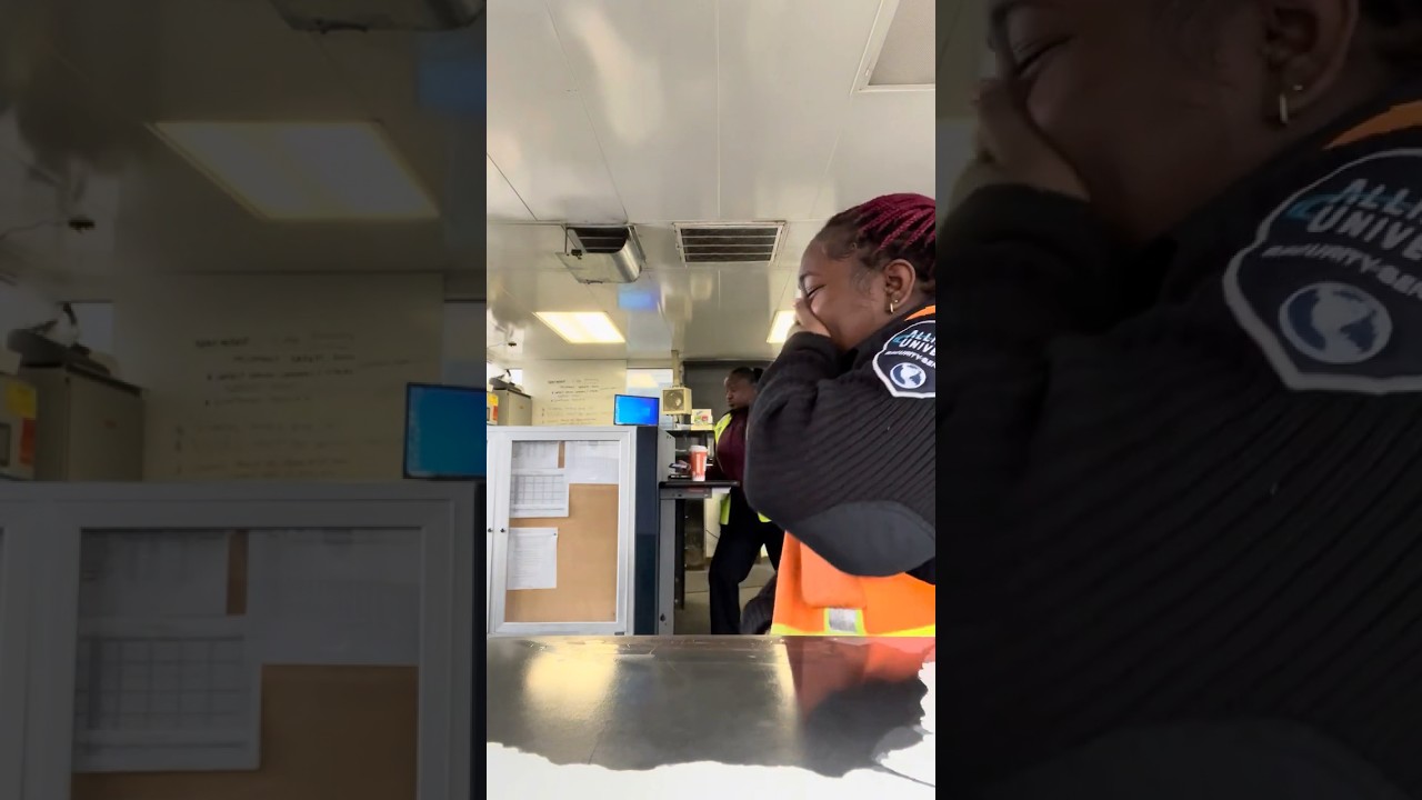 ITCH PRANK ON CO WORKER ( very funny ) #jokes #itchyskin - YouTube
