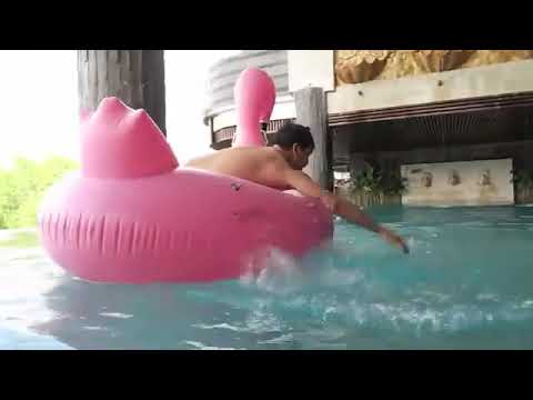 anya Geraldine & awkarin buka bukaan  pake bikini  di kolam renang sexy banget