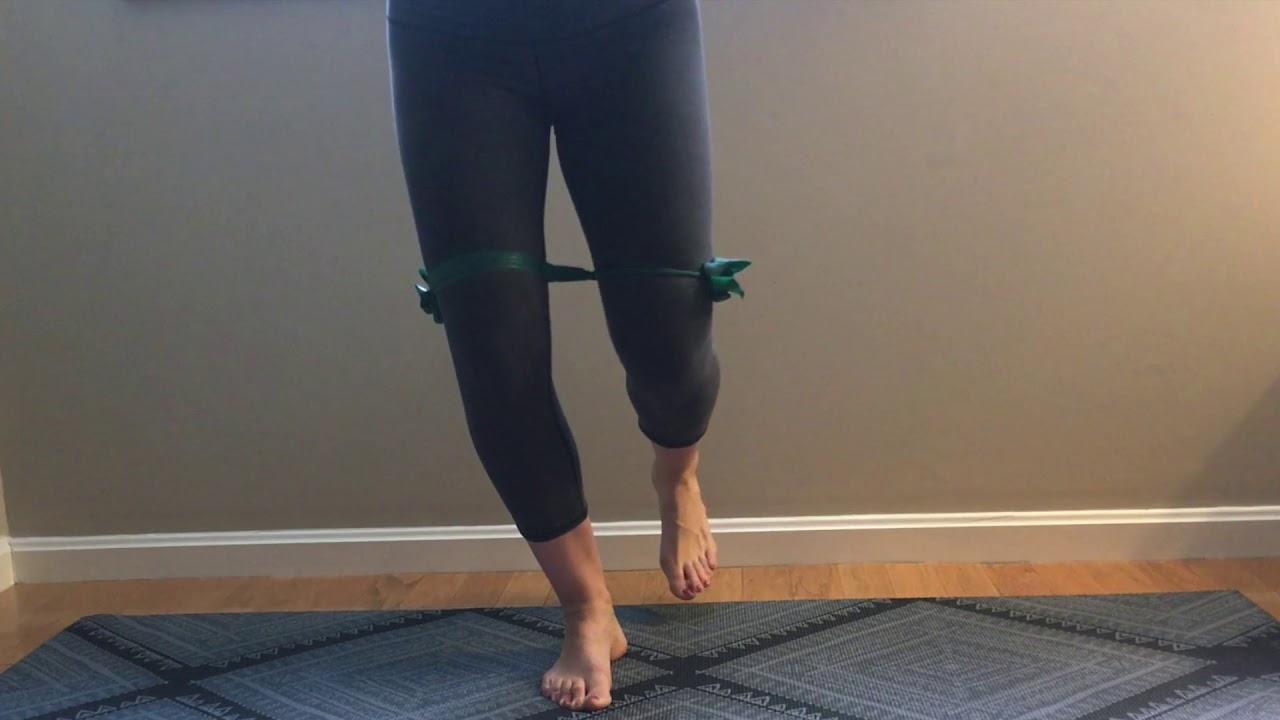 How to: Single leg fire hydrant exercise by the Women's Sports Medicine ...