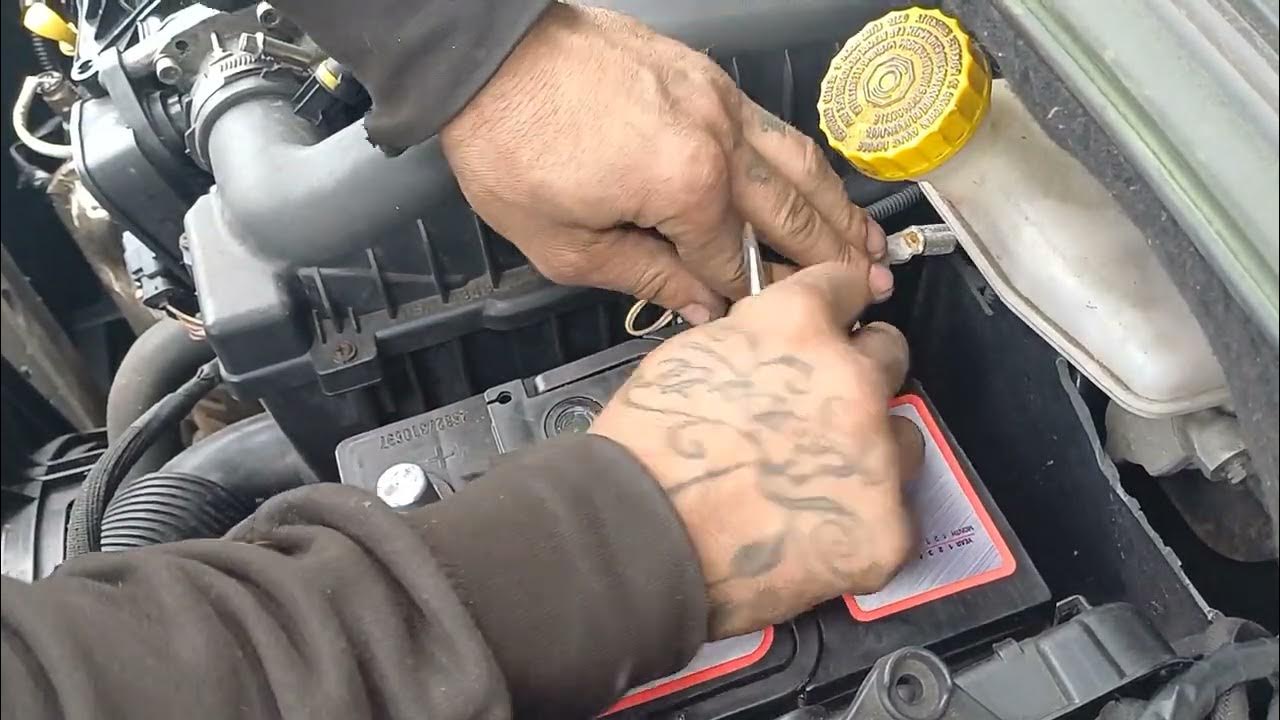 Come cambiare la batteria in una Citroen C3 Tutorial completo passo ...