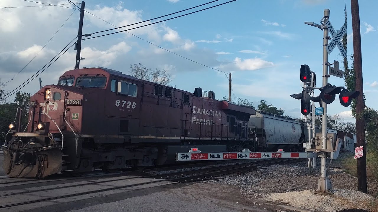 CP 8728 leads CPKC-G390 - YouTube