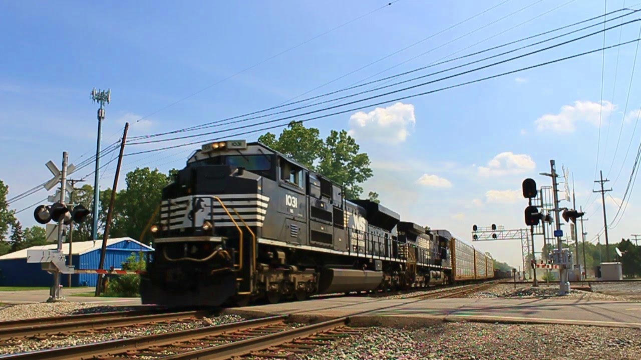 NS SD70ACe & Dash 9 head west on the NS Detroit District w/ NS Manifest Train 289 - YouTube