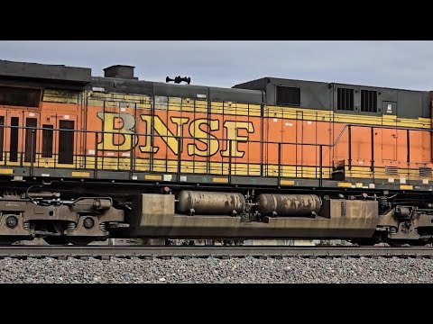 BNSF 5618 east at Hesperia. BNSF 5618 & 5286 in Heritage paint scheme. Pulling domestic ...