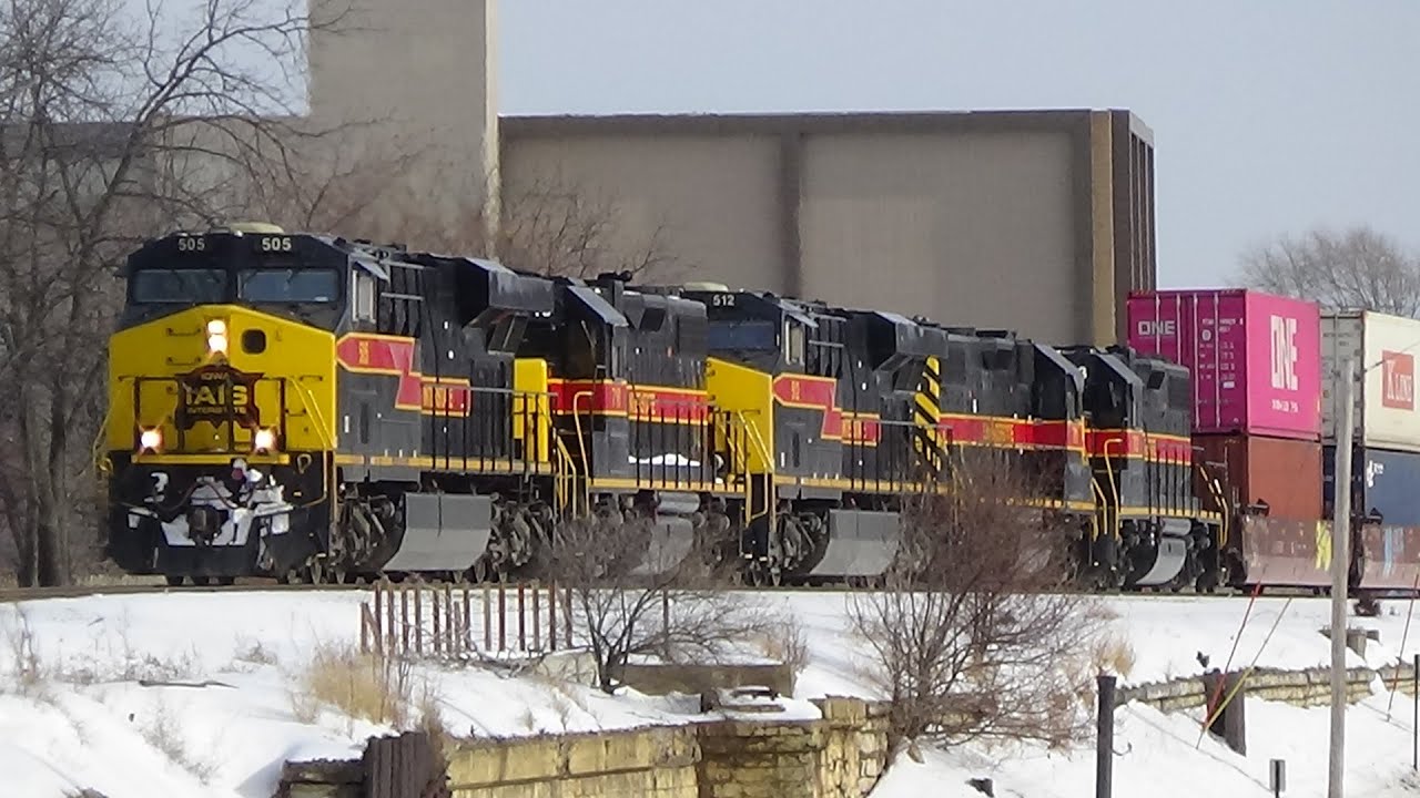 Iowa Interstate EB 519 meets WB 505 at Moline siding January 4, 2022 ...
