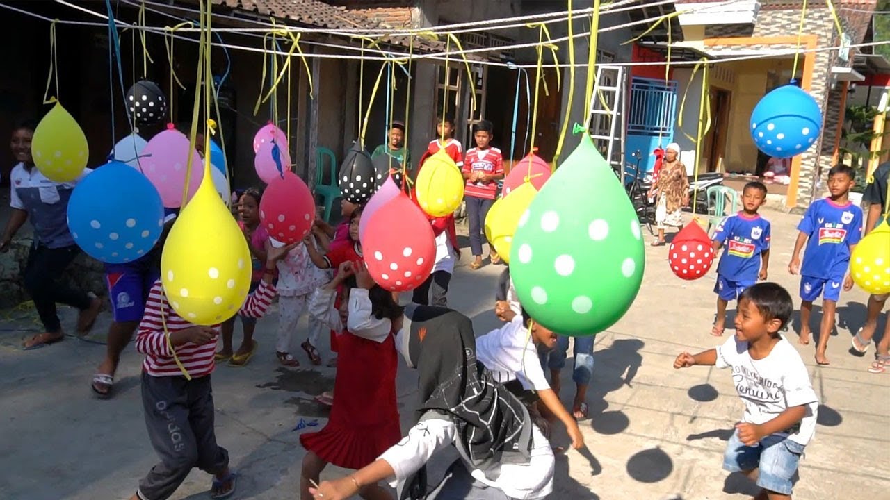 PECAH BALON ISI AIR ada Surprise Kinder joy, Permen Lollipop dan Uang ...