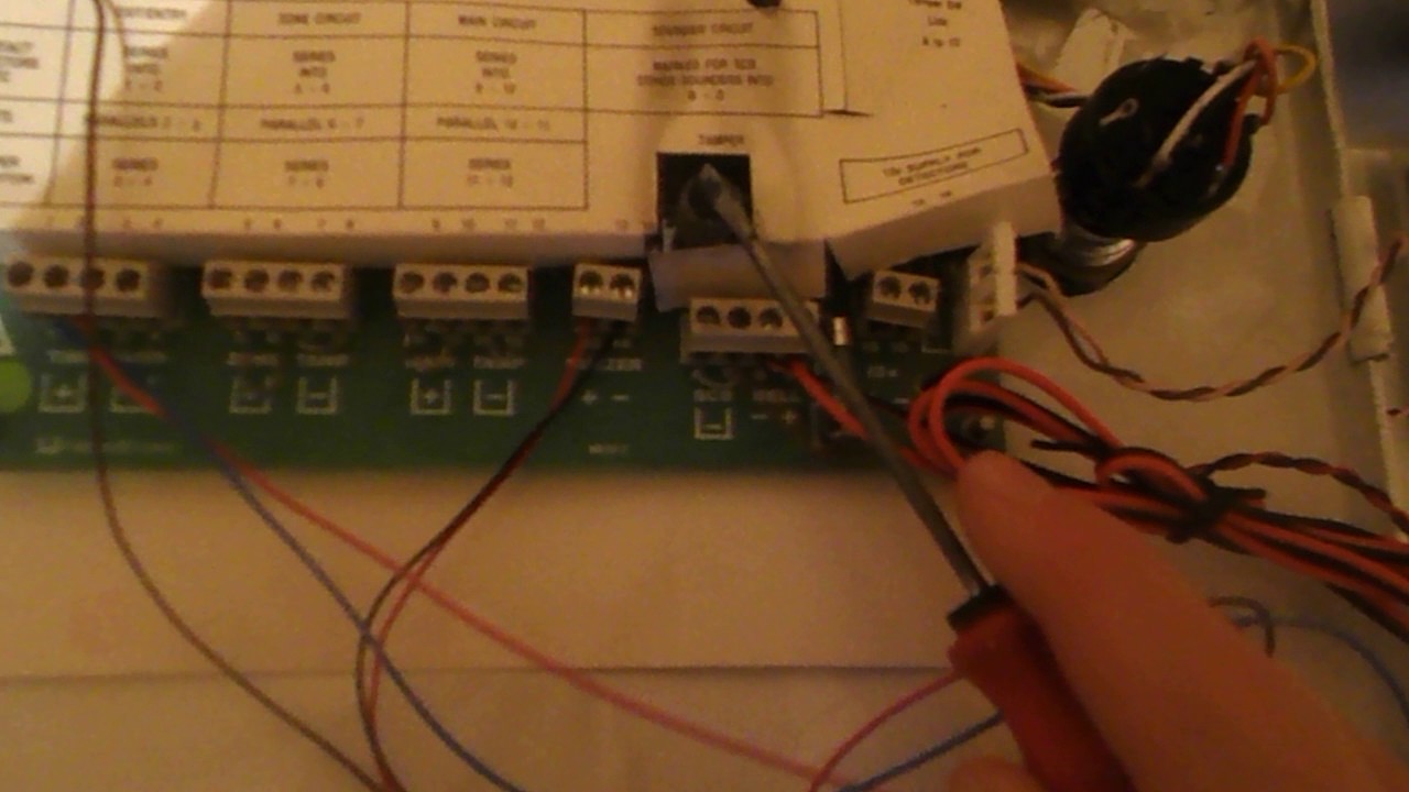 The insides of the ADE logic 4 metal keyswitch intruder alarm panel ...