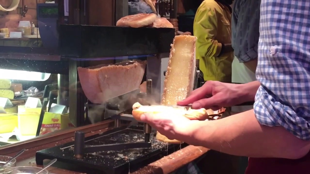Raclette cheese in christmas market of Düsseldorf - YouTube