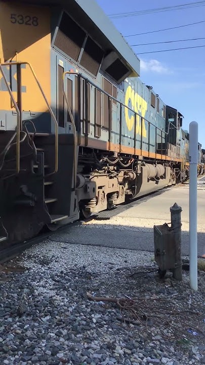 EMD and GE lashup on Eastbound manifest! #csxt #subscribe #trains #vehicles #railroads - YouTube