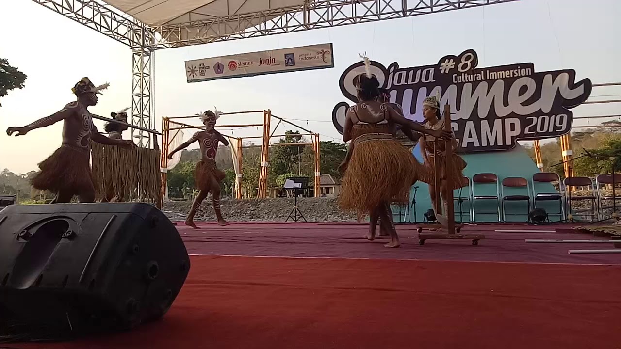 Tari kreasi baru Kab.Asmat , Papua membuat Tamu undangan meneteskan air ...