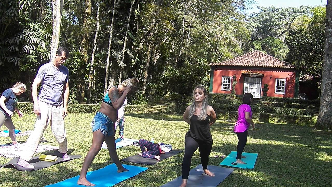 Prática de Yoga na Floresta Shirangusthasana - YouTube