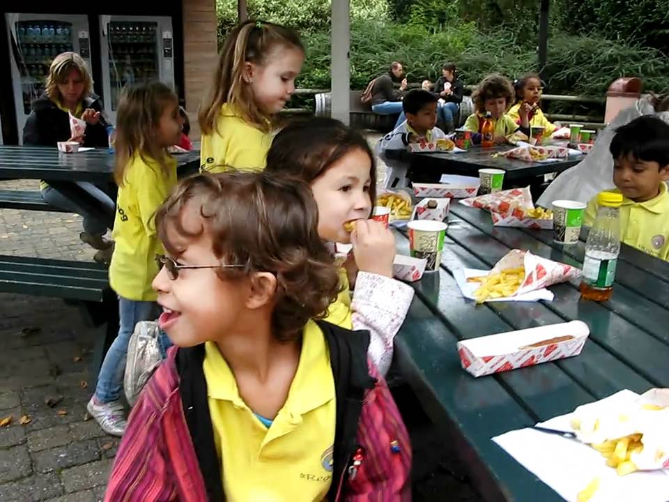 Eten in Walibi. - YouTube