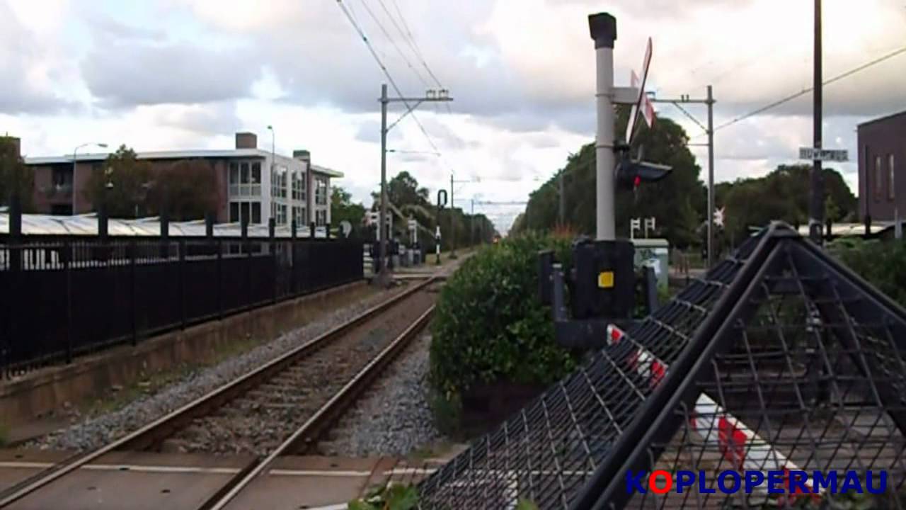 Intercity komt door station Heiloo - YouTube
