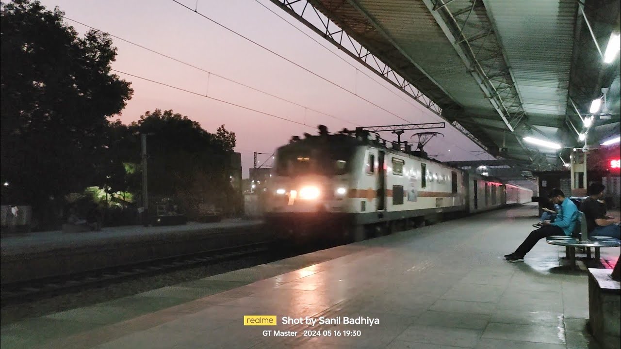 Perfect Crossing : Rajdhani Meet Duronto Express. - YouTube