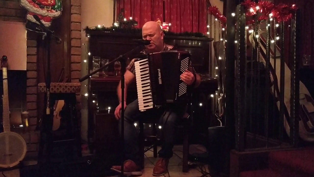 Garry Kelly entertains the fans at Flashs bar Parteen. - YouTube