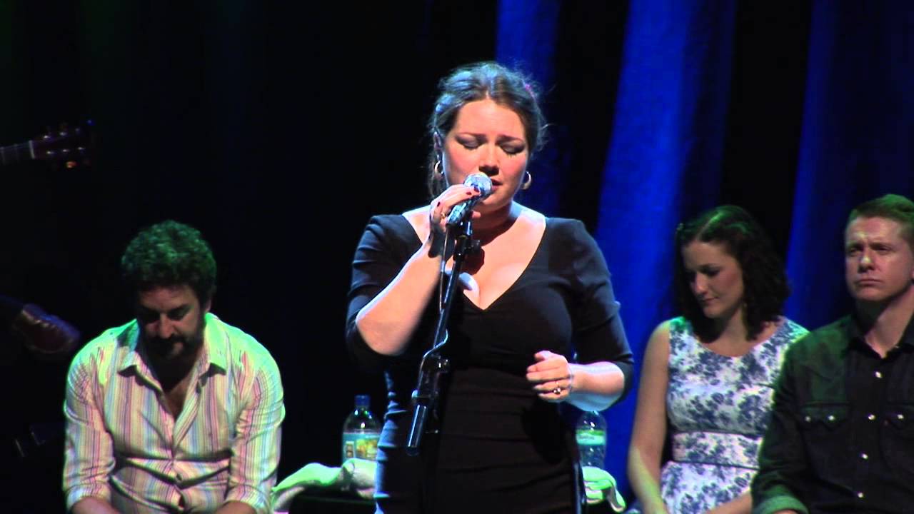 Pauline Scanlon sings Deartháirín ó Mo Chroí - YouTube