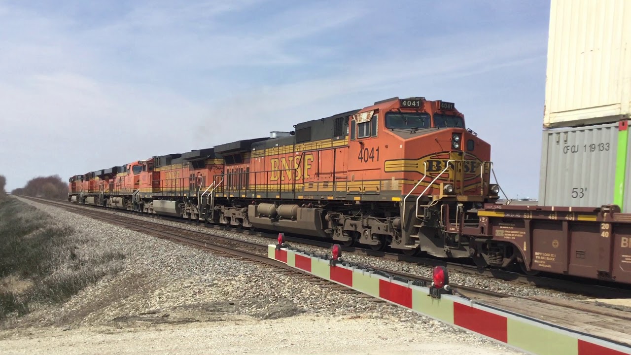 BNSF 5263 (C44-9W) leads a fast westbound BNSF z-train near Wenona, IL 04/02/20 - YouTube