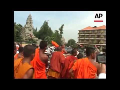Opposing groups of Buddhist monks engaged in a street fist fight - YouTube