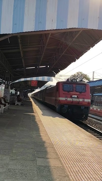 furirous honking src wap4 18628 Ranchi howrah intercity express #indianrailwas - YouTube