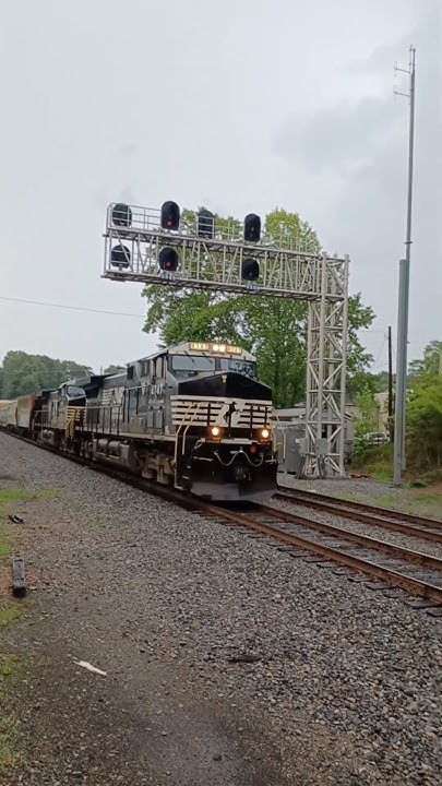 Rollin thru town w/ HUGE HORN SHOW! Norfolk Southern #4747 led NS #153 @rider22 - YouTube
