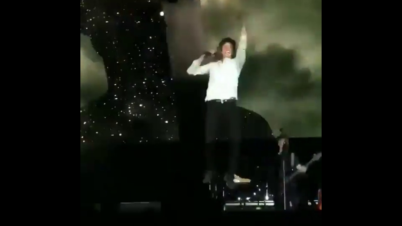 Shawn Mendes falling off stage - YouTube