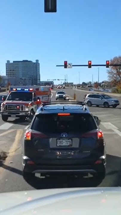 Ambulance on a crowded street in midtown splits traffic perfectly - YouTube