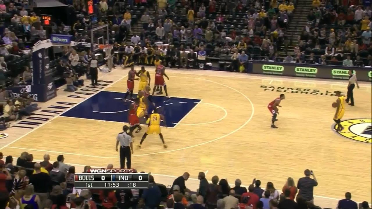 Crowd reaction to Derrick Rose's first touch since ACL injury - YouTube
