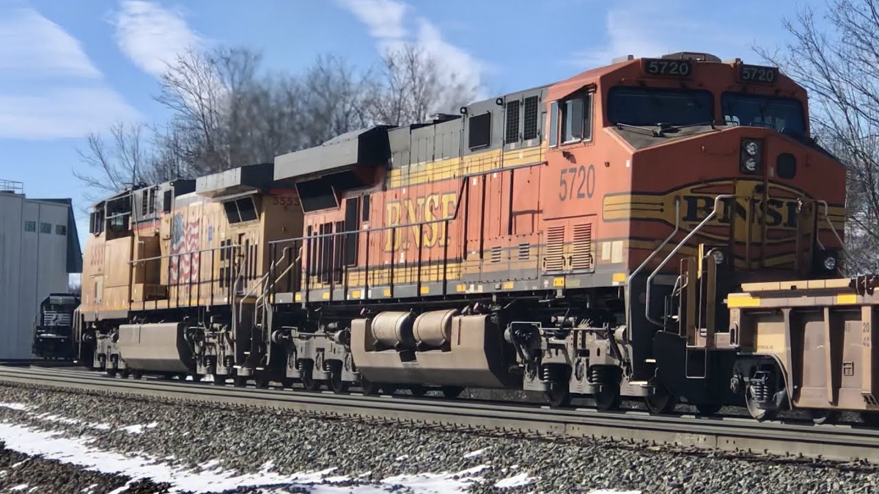 Loudest DPU Ever! 2 Trains Pass On Steep Grade, Train Comes Out Of ...