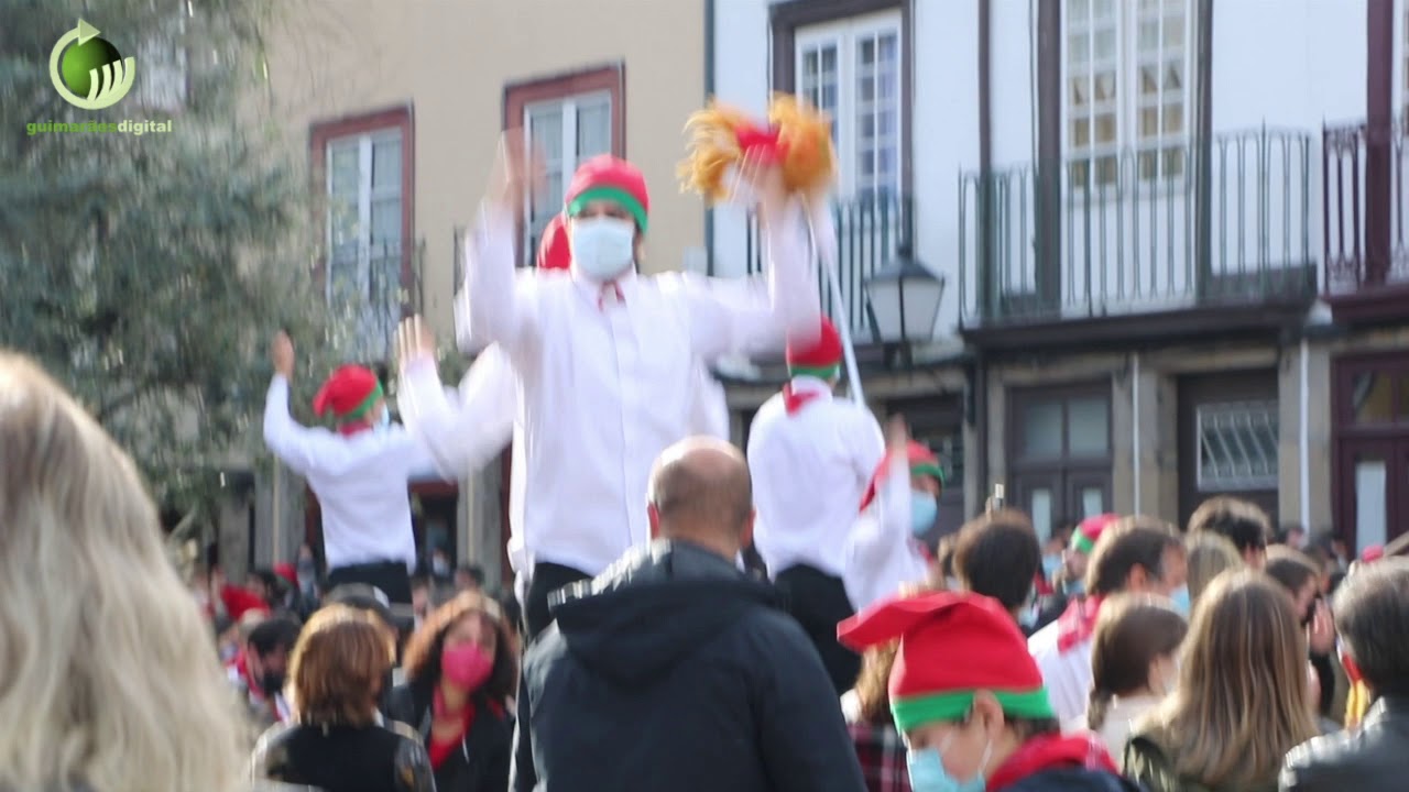 Centenas de pessoas festejam o dia do Pinheiro no Centro Histórico ...