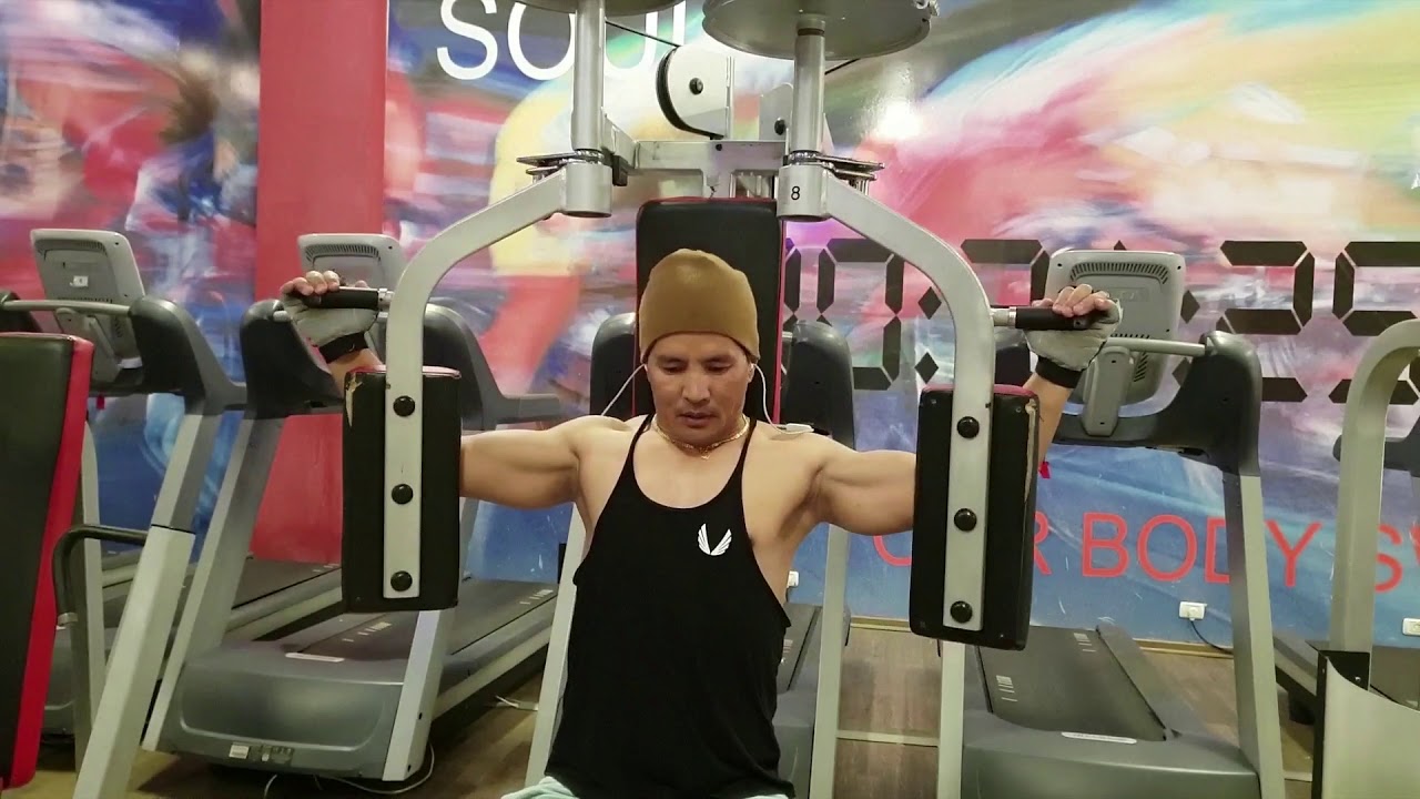 Machine chest fly. - YouTube