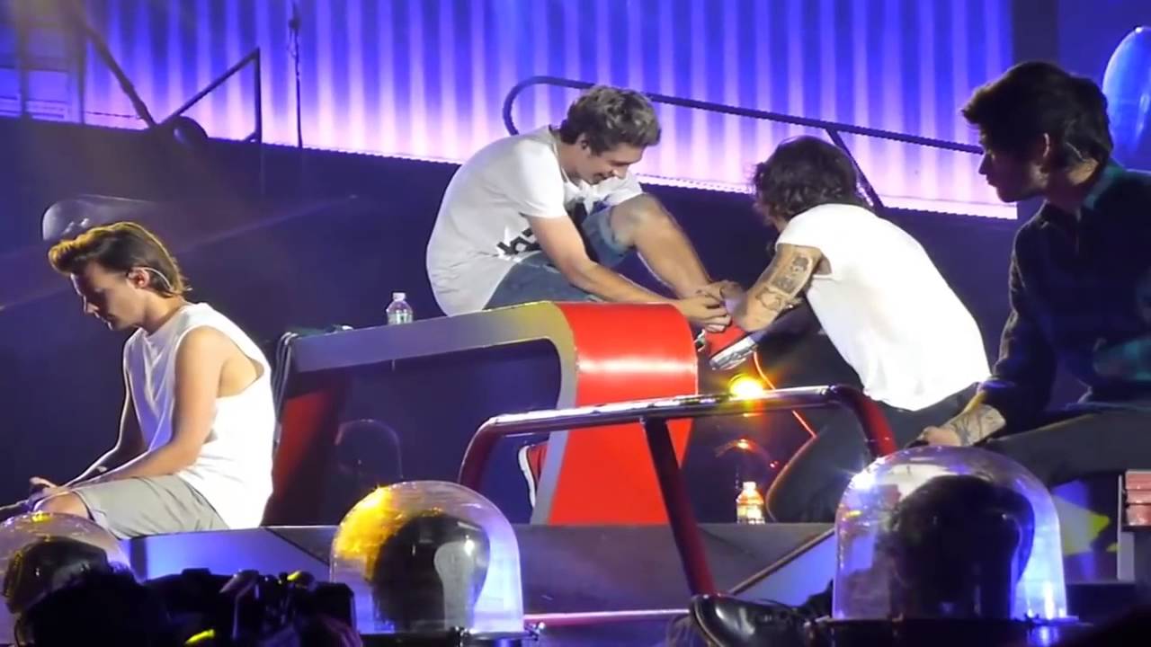 Narry Moments Harry singing to Niall and tying kissing his shoes - YouTube