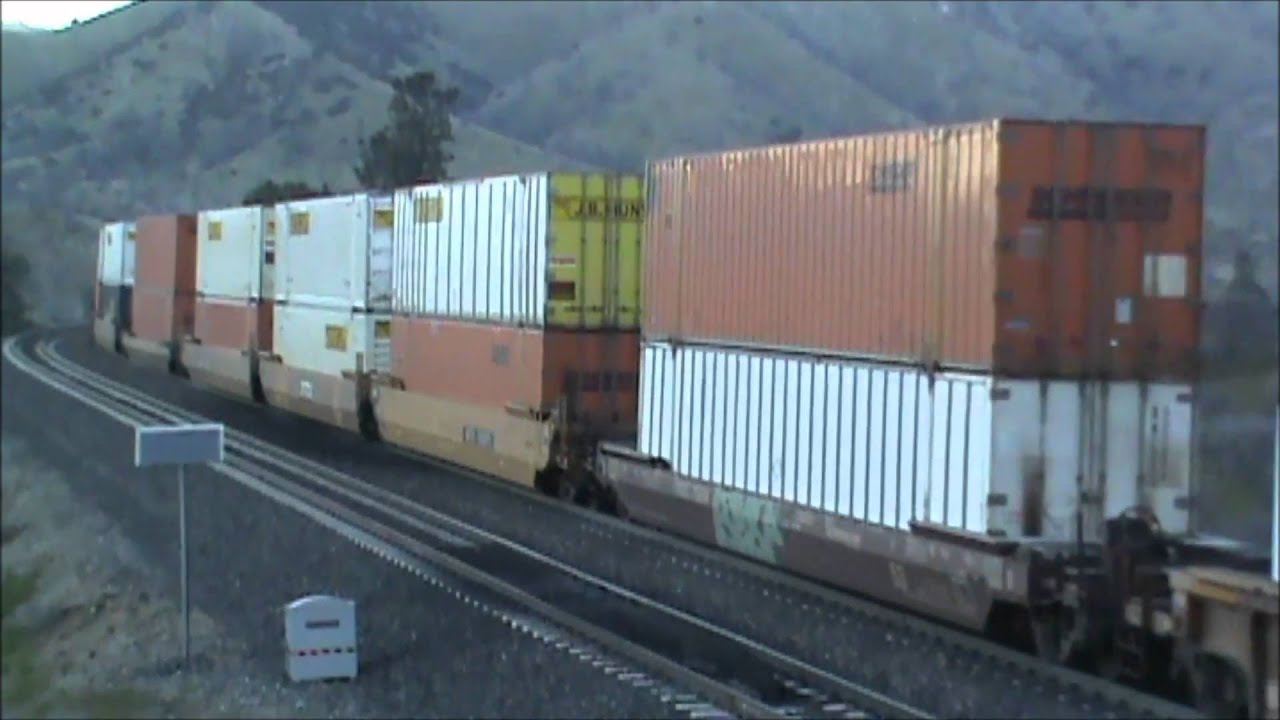 BNSF going through Tehachapi loop - YouTube