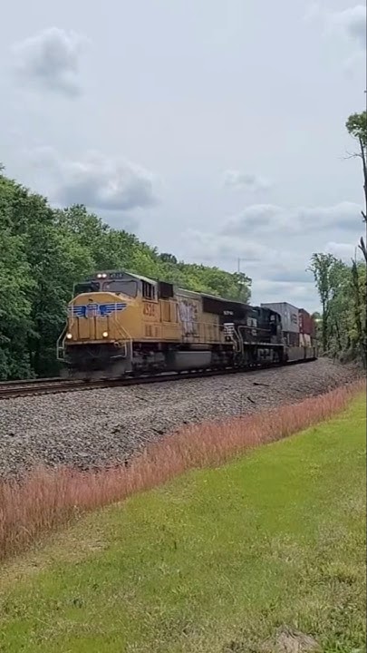 SD70M UP 4528 LEADS AC44C6M NS 4570 ON NS 242 | 4/29/2023 - YouTube