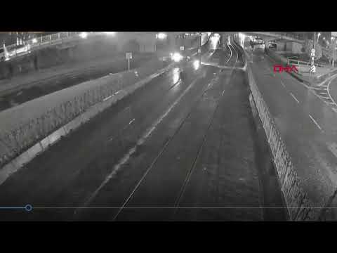 İstanbul'da tramvay yollarındaki ilginç kazalar kamerada