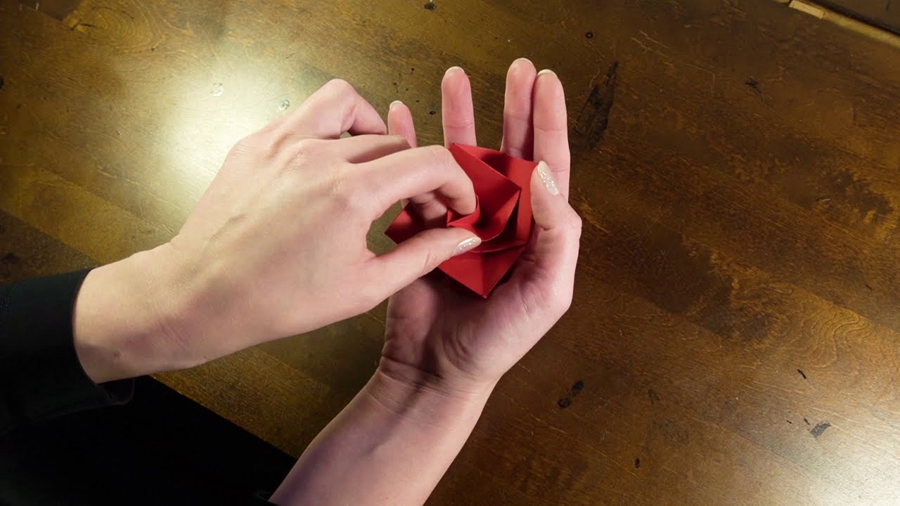 Muumimuseon origamityöpaja - Ruusu / Moomin Museum Origami workshop ...