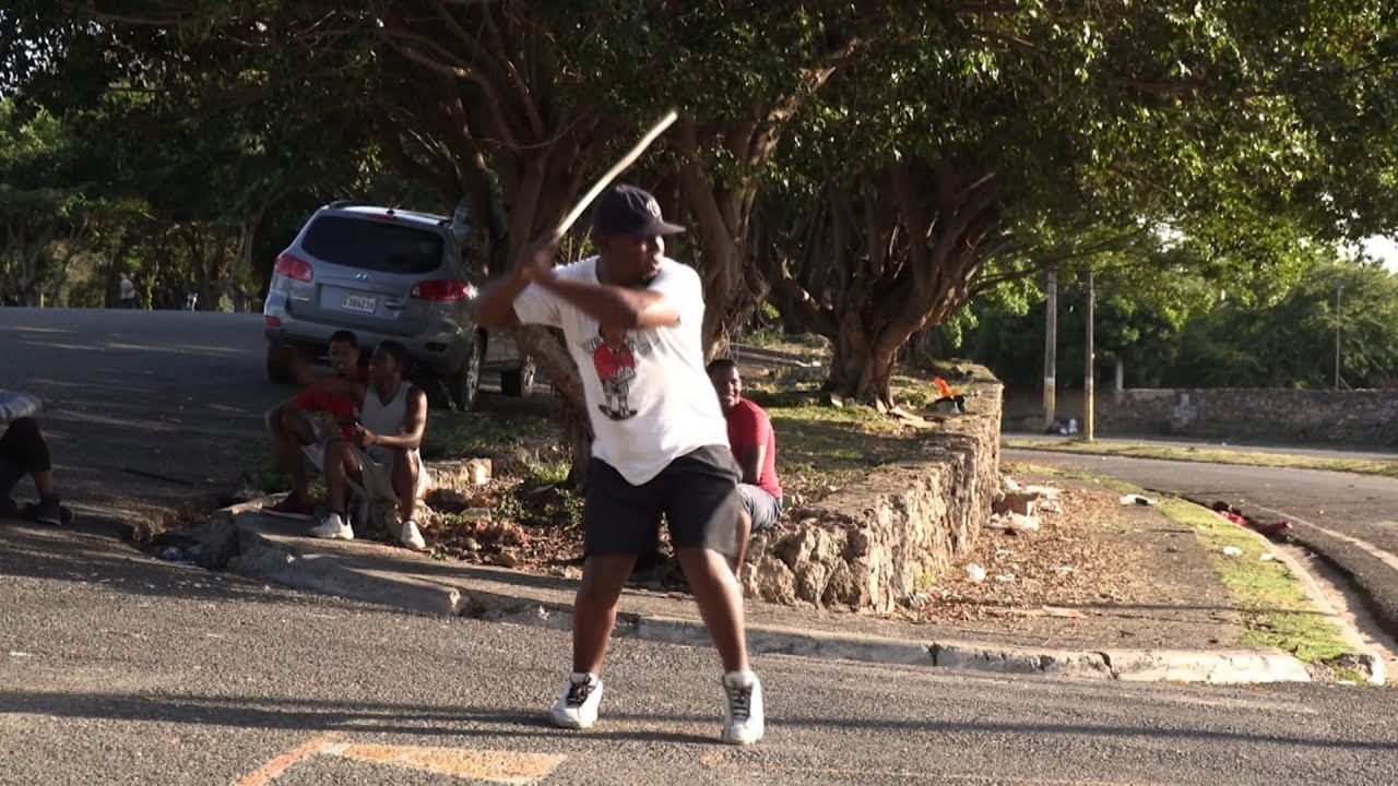 La vitilla, el juego callejero que afina la destreza de los ...