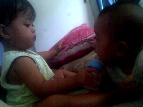 kasih sayang kakak ke adik ( menyusui pake botol susu )