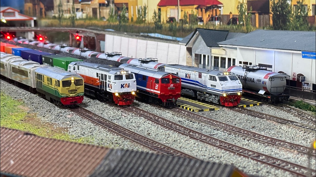 Kereta api anjlok terguling karena KA Babaranjang menabrak kereta peti ...