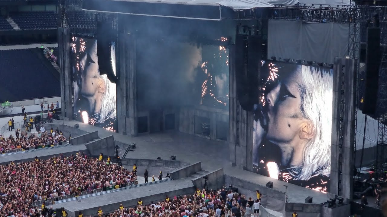 LADY GAGA - BAD ROMANCE - CHROMATICA BALL TOUR - LONDON - YouTube