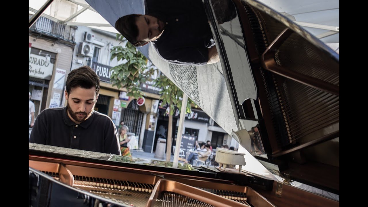 Sevilla se llena de pianos - Daniel Albarrán - YouTube