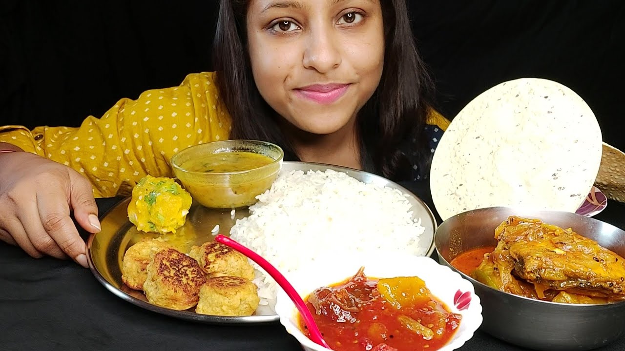 Eating Show - Rice, Fish Kalia,Pakora, Dal, Kumro Bhorta, Chatney ...