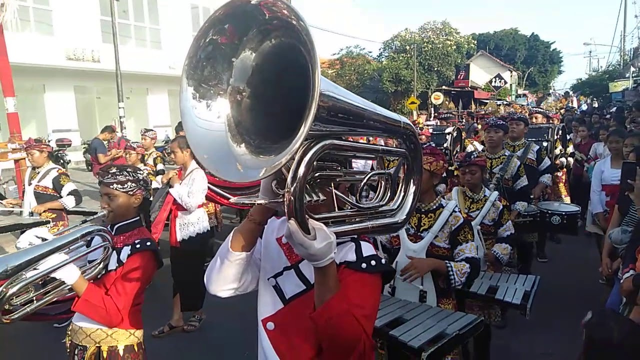 Marching band smp wisata sanur di penutupan sanfest 2019 - YouTube