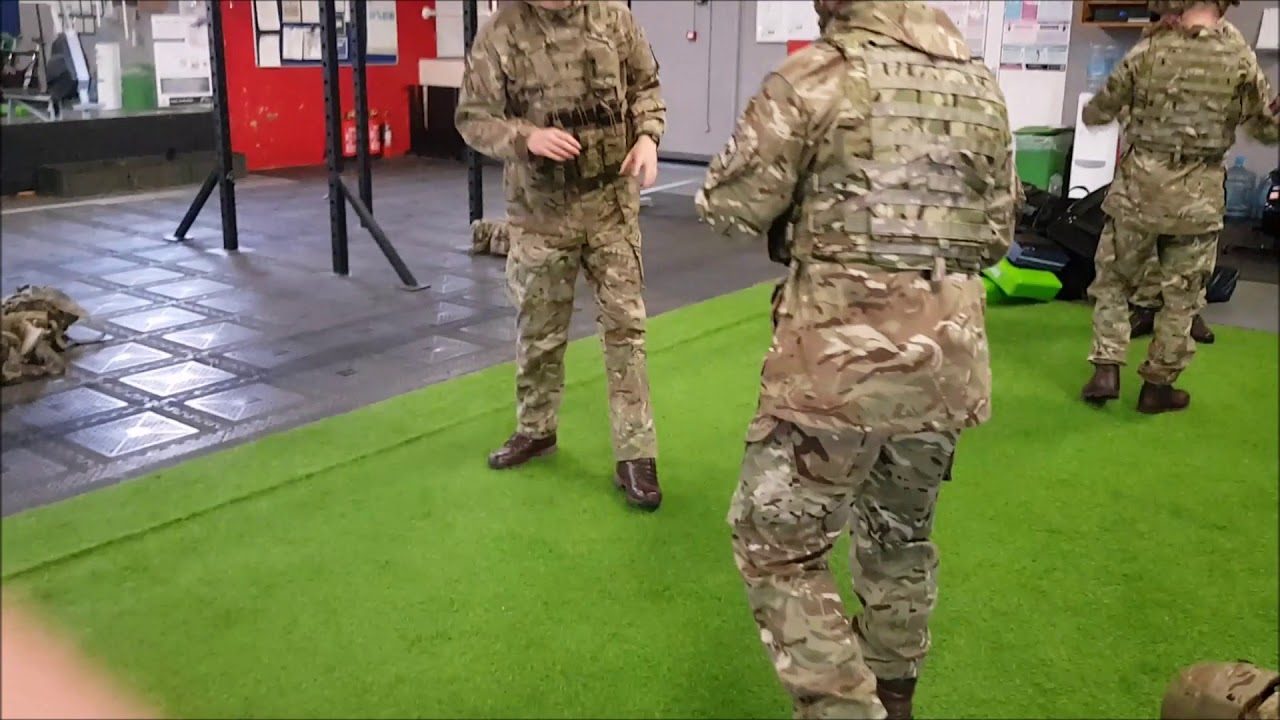 Basics of knife defence - YouTube