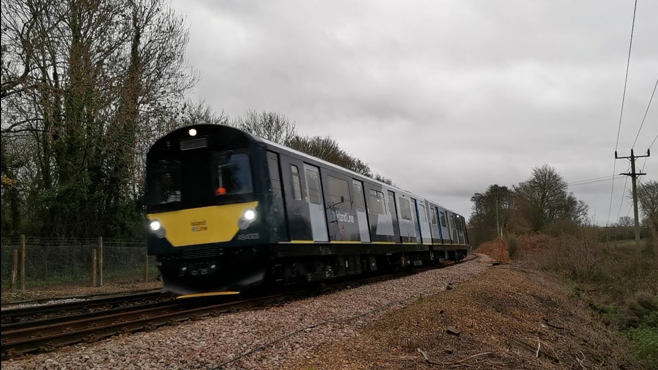 Class 484, 484001 passing pig leg lane in Ryde at line speed 10th ...