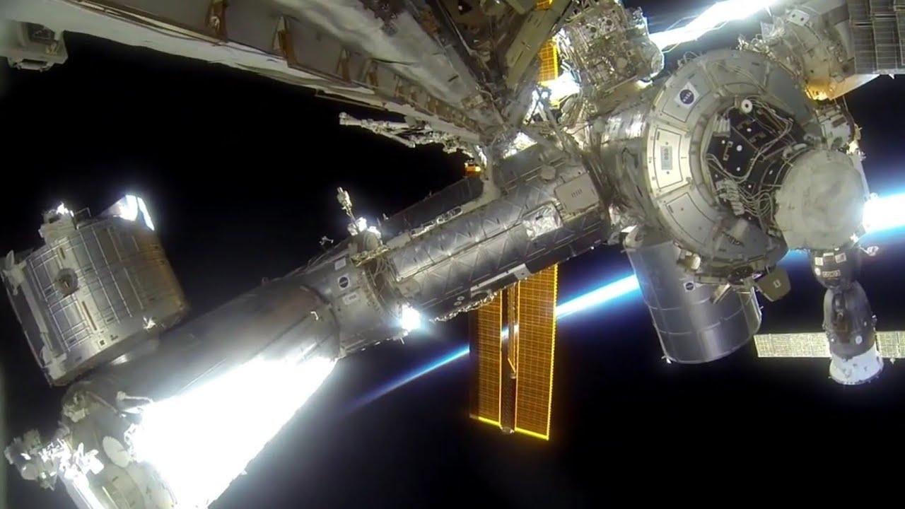 Heavy sunlight on ISS 🛰 captured by Astronauts camera #isslive - YouTube