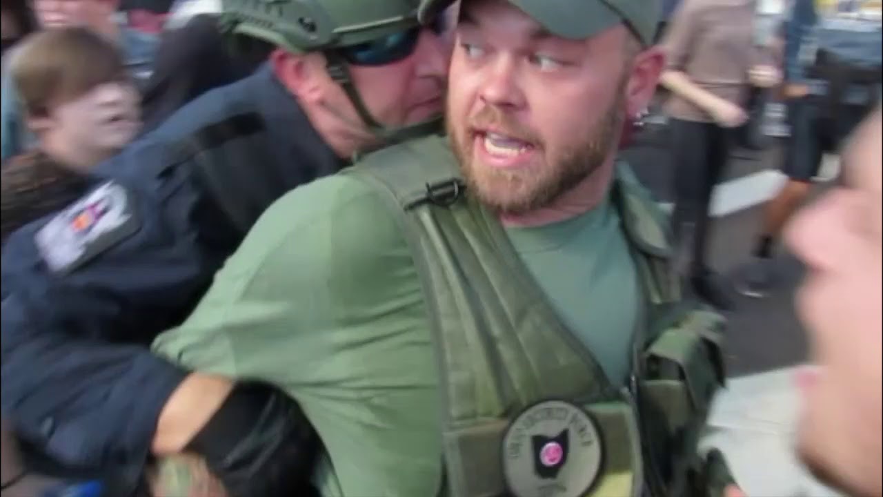 Pro gun supporter gets in scuffle with anti gun protesters - YouTube